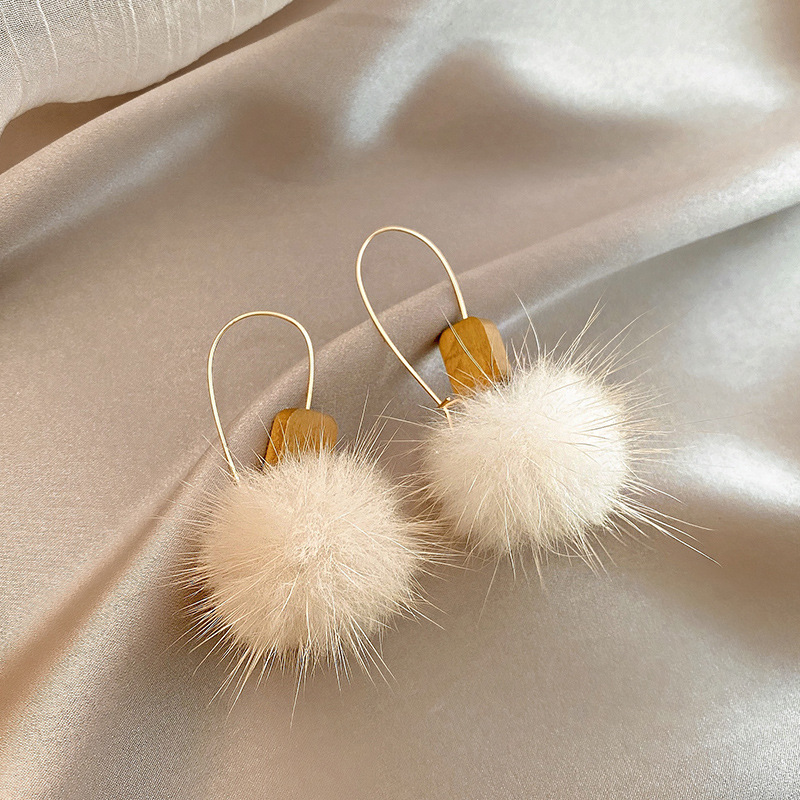 秋と冬 ファッション ピアス レディース イヤリング ぬいぐるみボール ふわふわ ピアス 韓国風 MUGI 優品 | 卸売・ 問屋・仕入れの ...