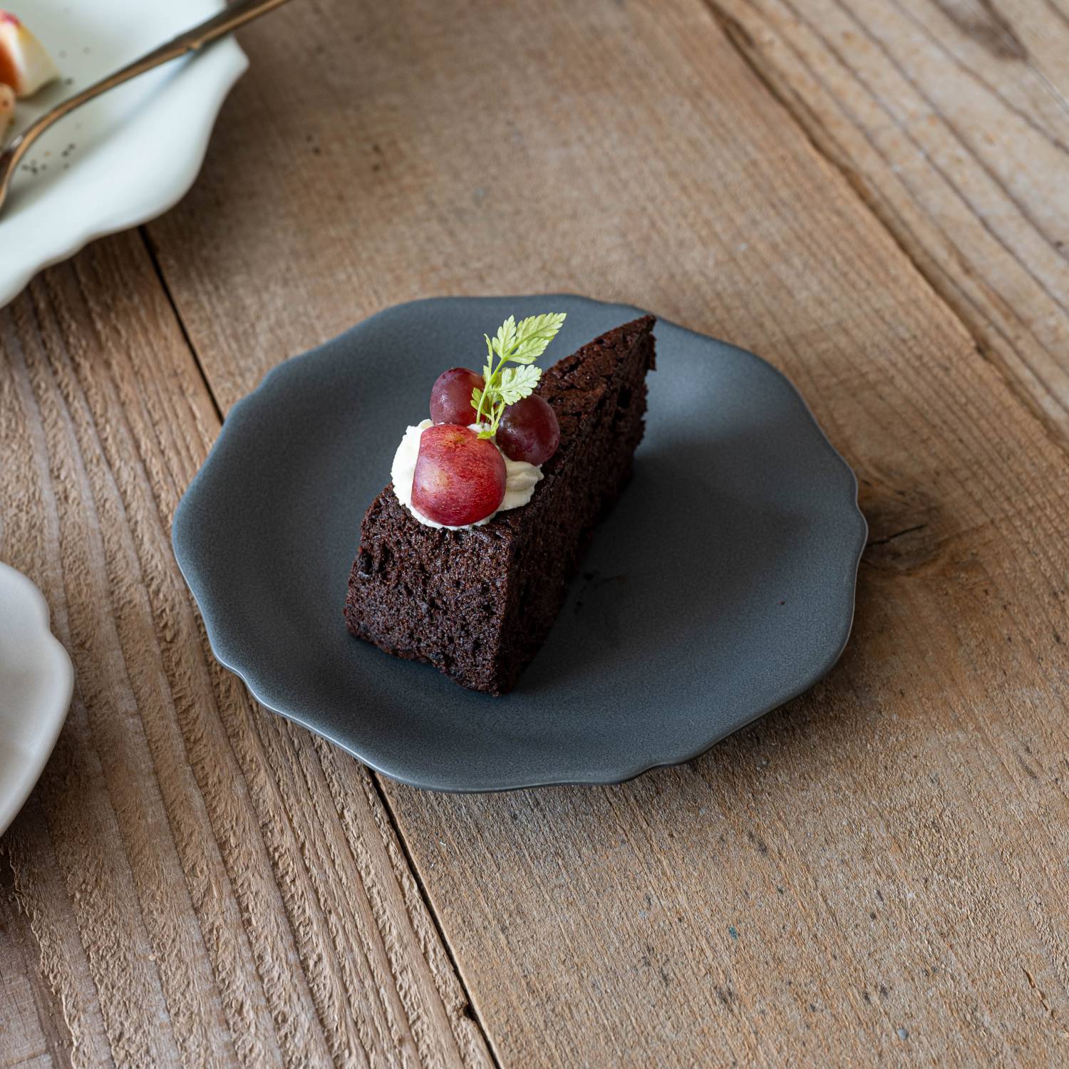 小田陶器 meimei-ware(メイメイ-ウェア) 16.5cm取皿 輪花 黒錆[美濃焼] | 卸売・ 問屋・仕入れの専門サイト【NETSEA】