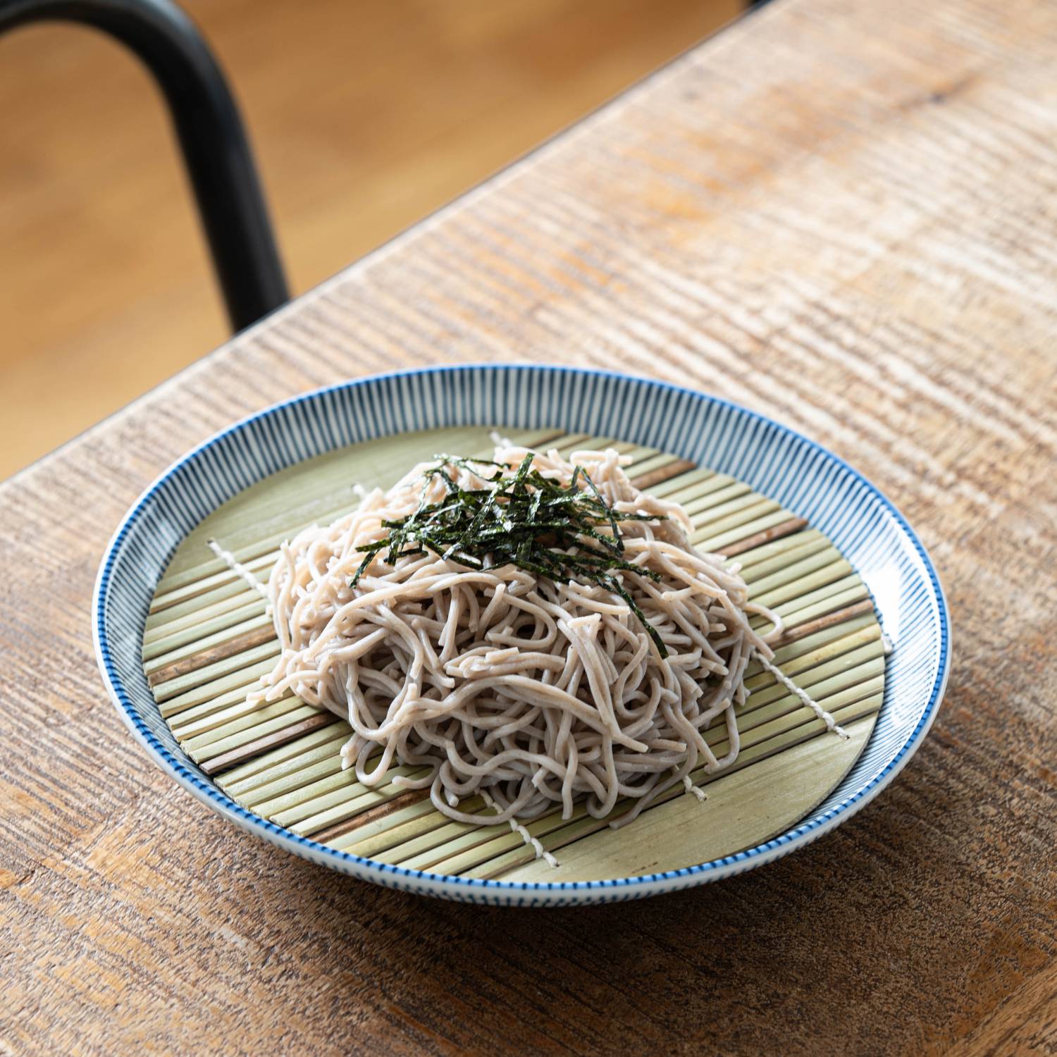 ざる蕎麦セット(大皿&スノコ) うすかる細十草 22.5cm皿 有限会社 やまに 問屋・仕入れ・卸・卸売の専門【仕入れならNETSEA】